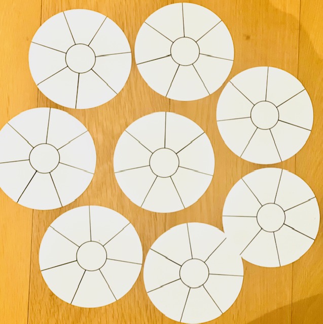 קופסא שקופה עם מכסה לעבודה בגואש - עינת ארד טיפול באומנות